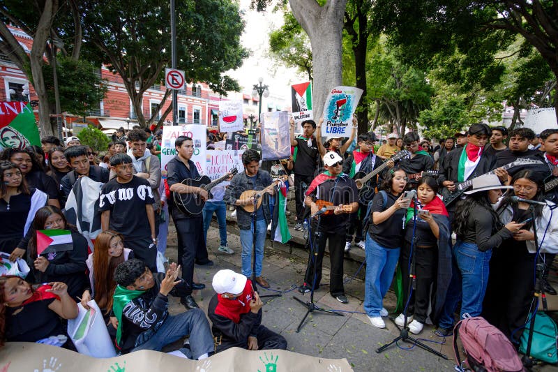 Young People Playing Music at Cultural Protest for Palestine Fotografía ...