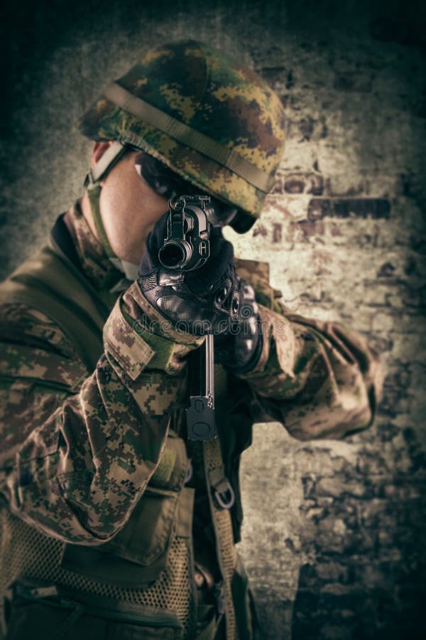 Young soldiers with guns stock image. Image of target - 46337531