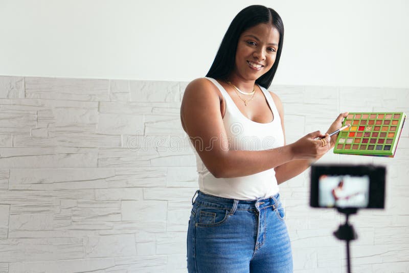 Youtuber Grabando Un Video En Casa Imagen de archivo - Imagen de ...