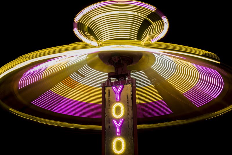 YoYo Swing Ride Spinning Bij Nacht Stock Afbeelding - Image of zomer, verlicht: 75296053