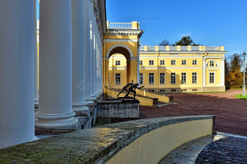Yttersidan Av Den Alexander Slotten I Pushkin, Ryssland. Fotografering ...