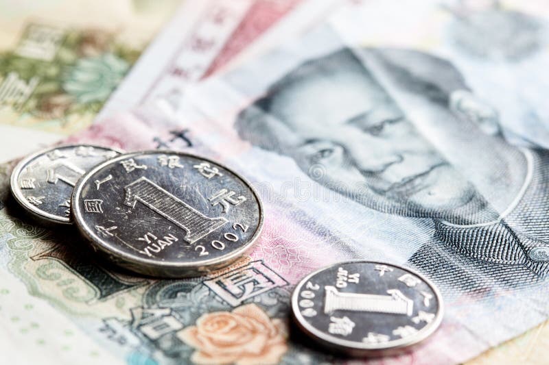 Chinês Um Dinheiro De Yuan Coin E Do Ouro Na Mesa Flor D Da Peônia Foto ...