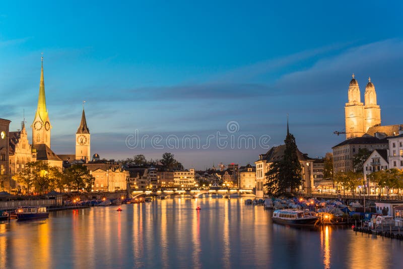 Zürich-Skyline Und Der Fluss Limmat am Abend Stockfoto - Bild von ...