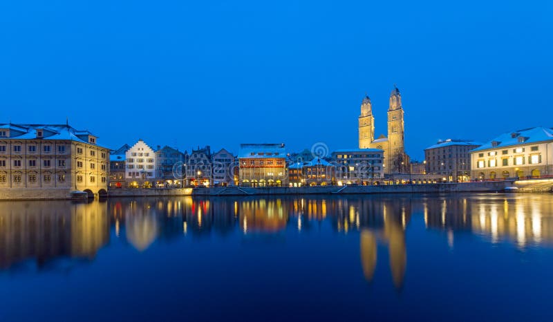Zürich Und Der Limmat Fluss Stockbild - Bild von europäisch, tourismus ...