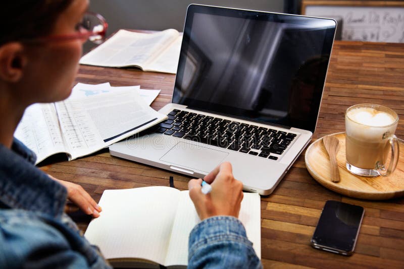 Zaken Person Using Laptop Computer Stock Foto - Afbeelding bestaande ...