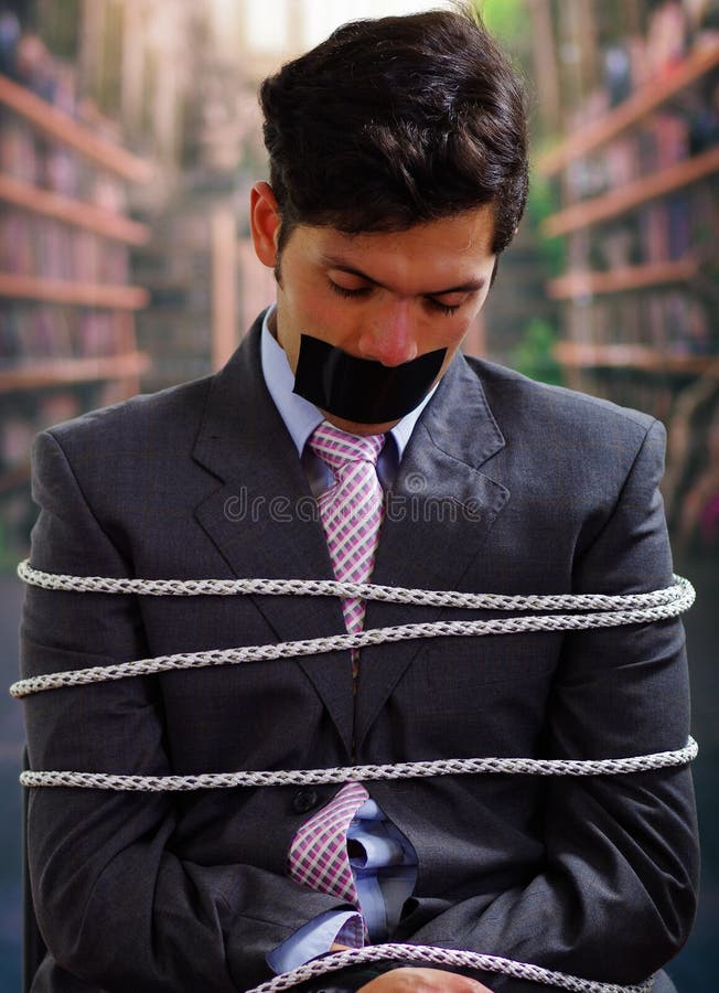 Zakenman Als Voorzitter Met Kabel Met Een Zwarte Band In Zijn Mond Op