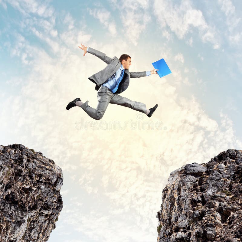 Zakenman Die Over Hiaat Springen Stock Foto - Image of ambitieus ...