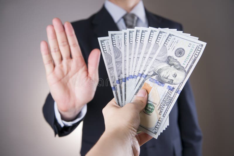 Geld in Een Envelop in De Handen Van Mensen Stock Afbeelding - Image of ...