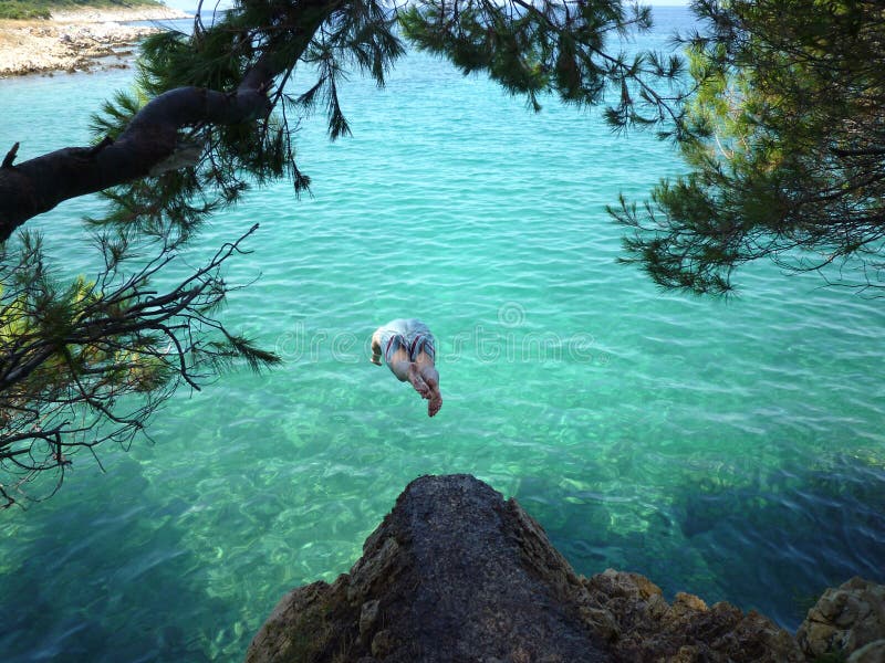 Zambullida de la roca foto de archivo. Imagen de calor - 57069348