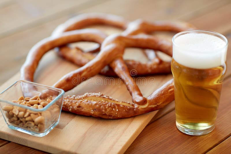 Zamyka Up Piwo, Precle I Arachidy Na Stole, Zdjęcie Stock - Obraz ...