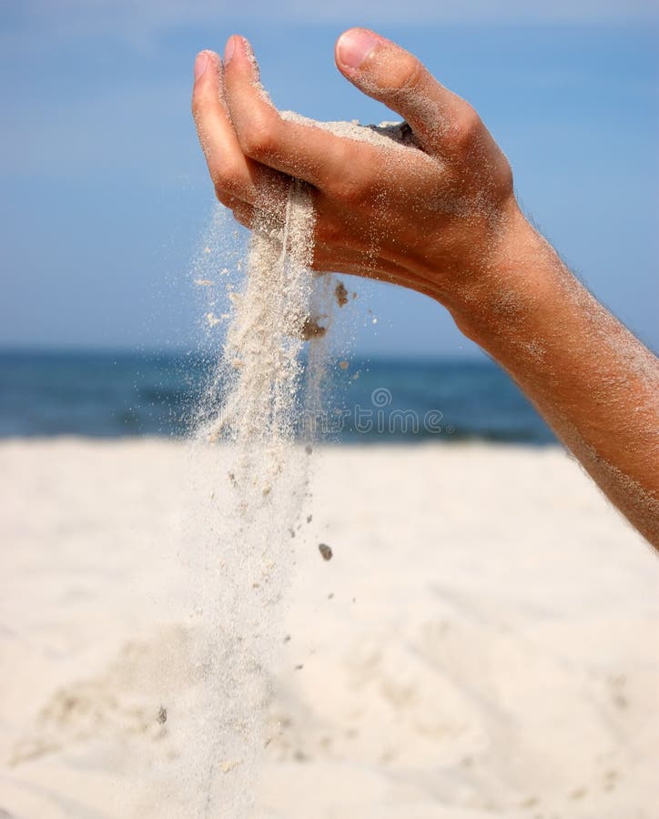 De Handen Strooien Zand Uit Stock Afbeelding - Image of strand, tijd ...
