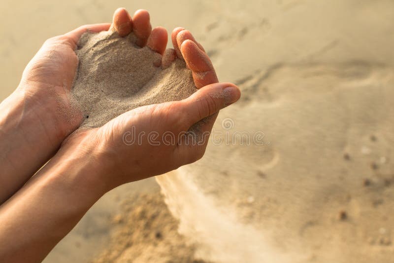 De Handen Strooien Zand Uit Stock Afbeelding - Image of strand, tijd ...