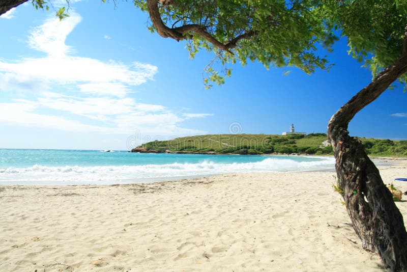 Zandig Wit Strand Met Vuurtoren Bij Achtergrond Stock Foto - Image of ...
