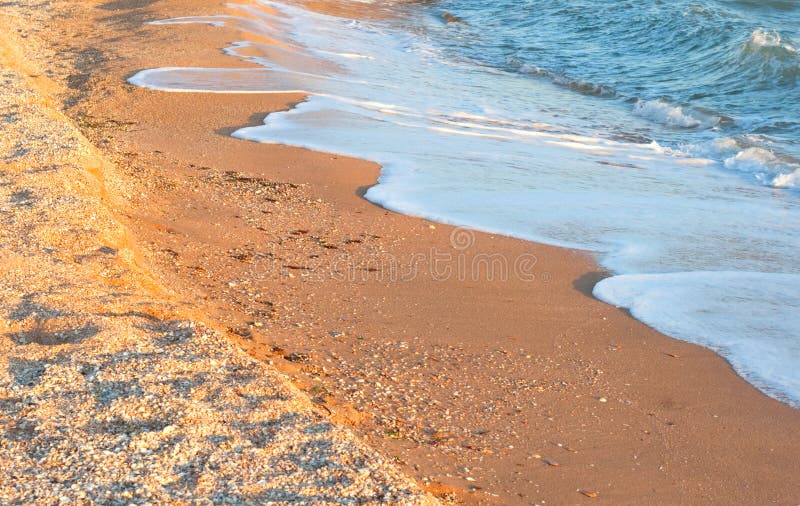 Zandstrand En Kleine Breker Stock Afbeelding - Image of zomer ...