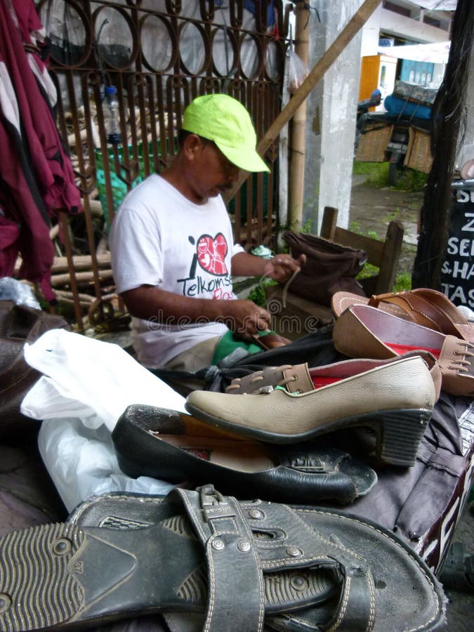 Zapatero imagen de archivo editorial. Imagen de zapatero - 68554439