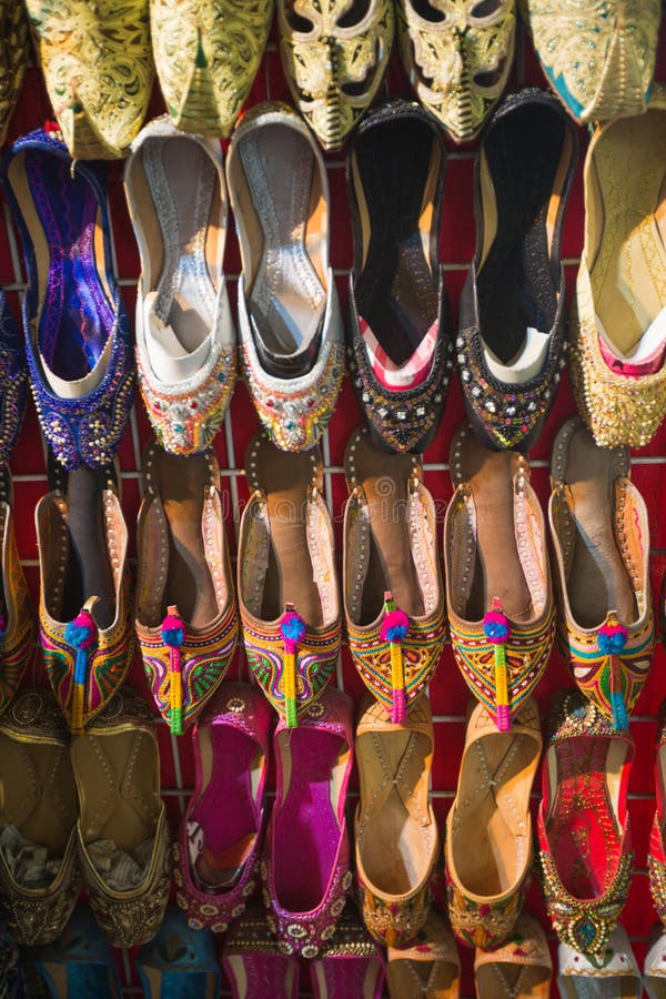 Zapatos Coloridos En El Souk, Dubai, United Arab Emirates Foto de ...