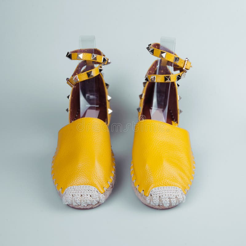 Zapatos Amarillos Del Verano Foto de archivo - Imagen de formal ...