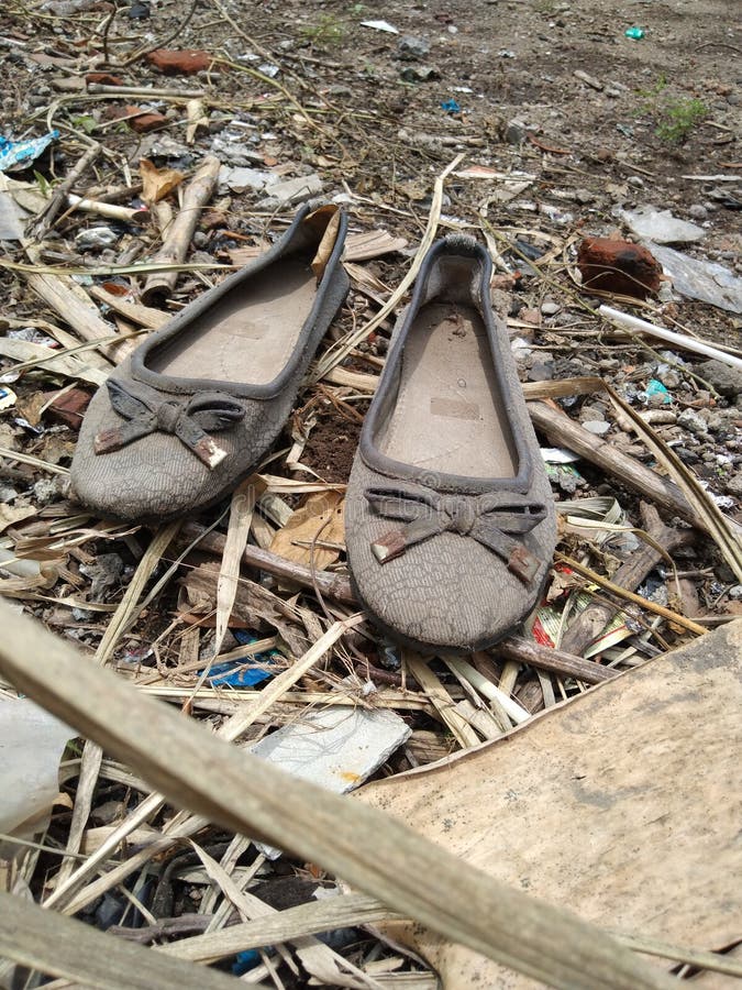 Zapatos rotos imagen de archivo. Imagen de hermoso, zapatos - 202679385