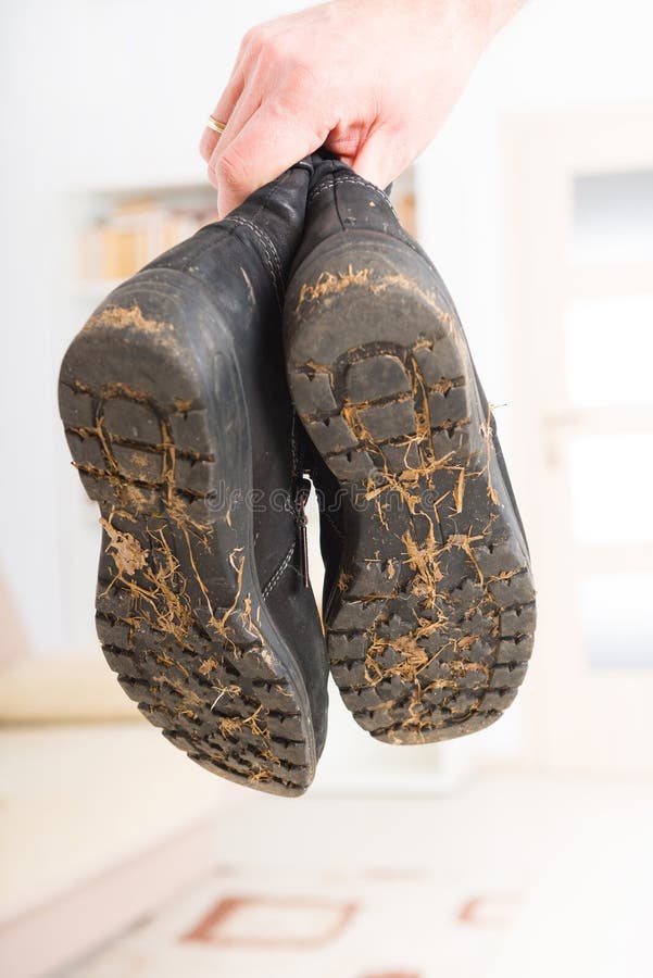 Zapato roto viejo imagen de archivo. Imagen de pobreza - 51328429
