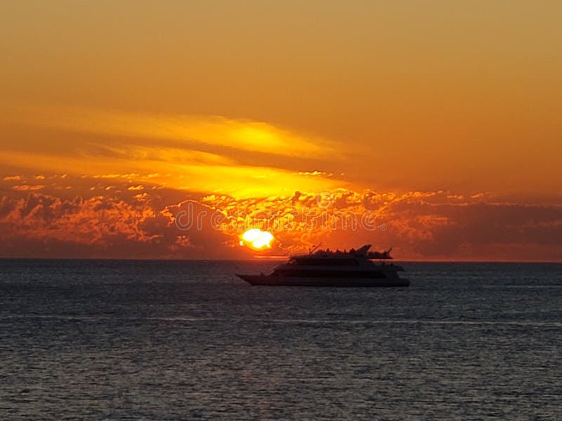 Zarpar imagen de archivo. Imagen de horizonte, posluminiscencia - 212222963
