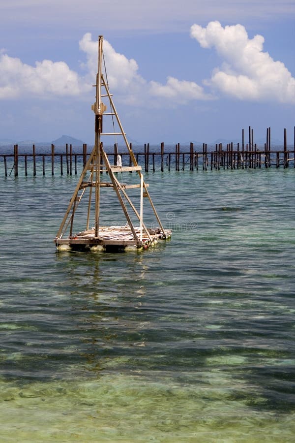 Zattera di legno in mare fotografia stock. Immagine di acqua - 5635392