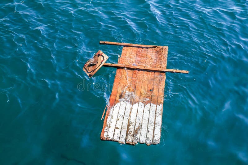 Zattera Di Legno Mare Foto Stock - Download 482 Royalty Free Photos