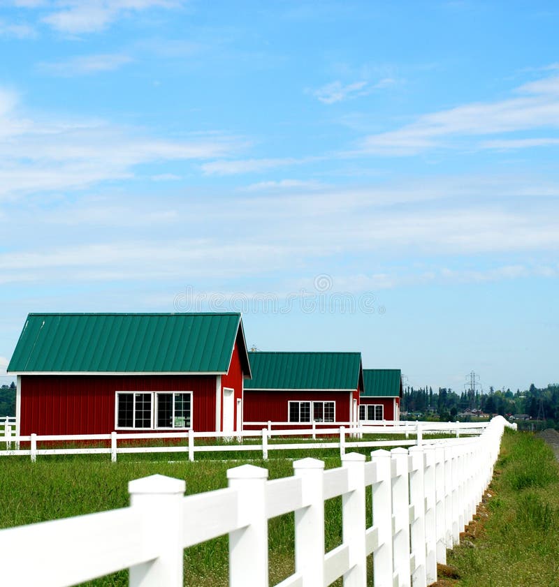 Zaun und Stall stockbild. Bild von wolken, umgebung, rasen - 5318933