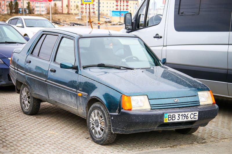 Carro ZAZ Slavuta 1103 Na Borda Da Estrada Imagem Editorial - Imagem de ...