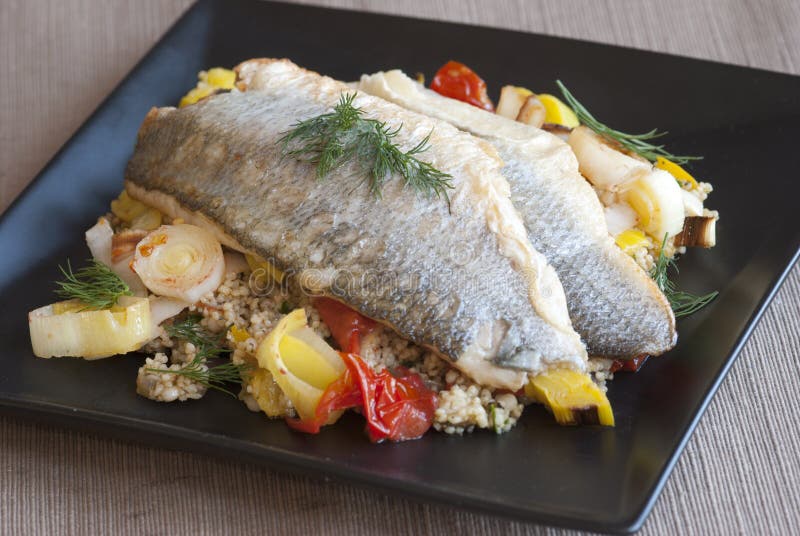 Zeebaars stock afbeelding. Image of vers, voedsel, plaat - 18961447