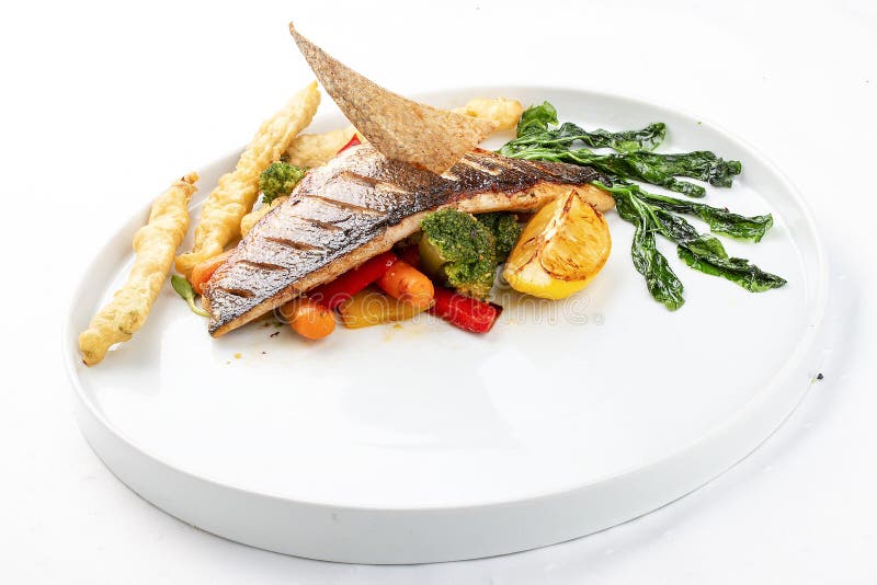 Zeebaarsfilet Met Gestoomde Groenten Stock Afbeelding - Image of ...