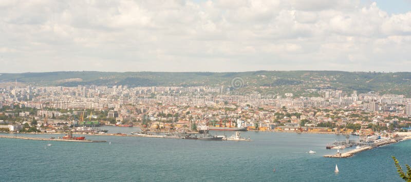 Haven in de baai van Varna redactionele fotografie. Image of vuurtoren ...