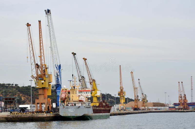 Zeehaven Van Setubal in Portugal Redactionele Afbeelding - Image of ...