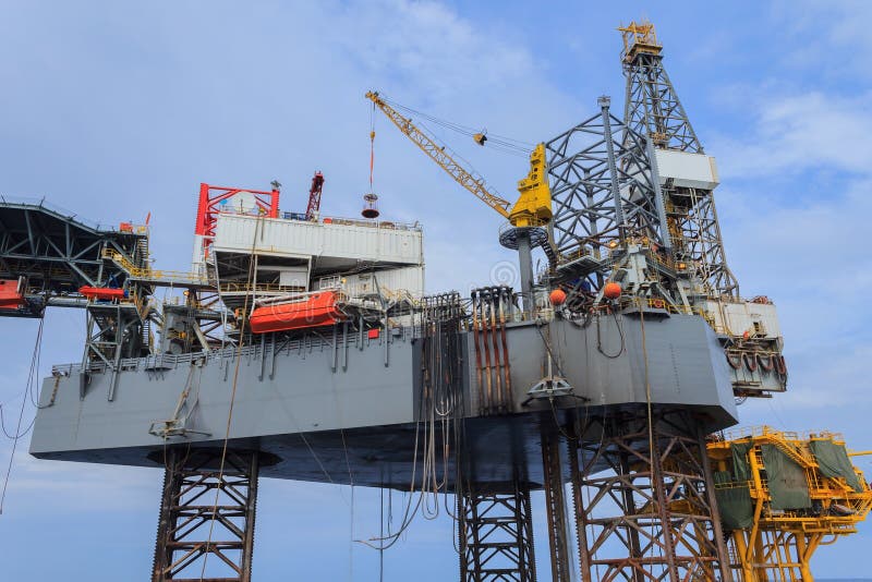 Zeejack Up Drilling Rig Over Het Productieplatform Stock Afbeelding ...