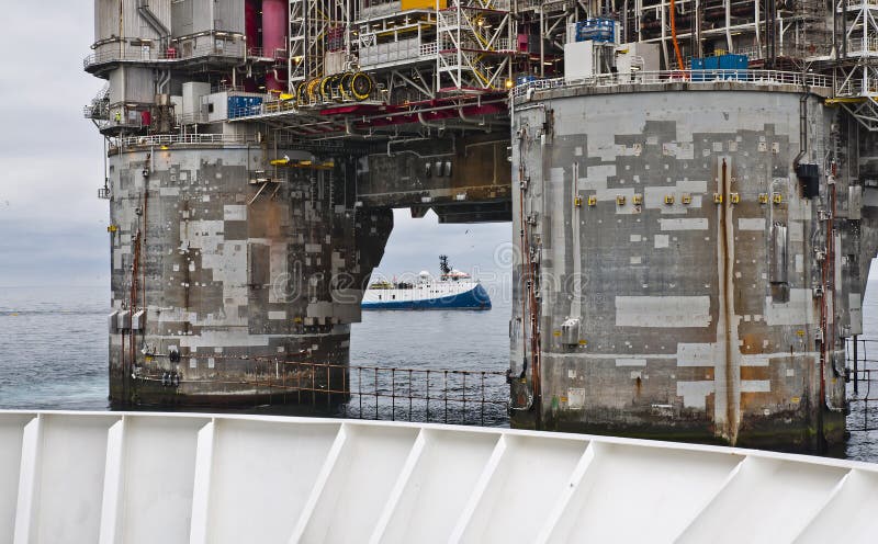 Zeeplatform En Schip Olie En Gas Stock Foto - Image of bassin, schepen ...