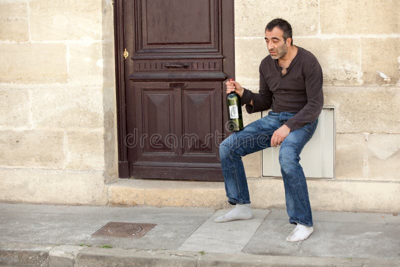 Zeer dronken mens stock foto. Image of kwesties, alcoholisme - 15817638