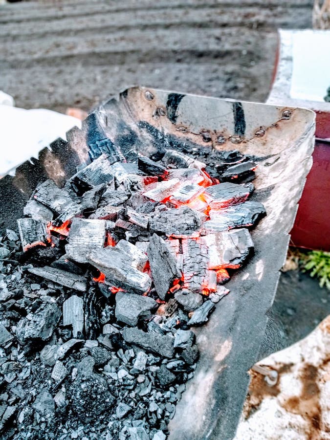 Hete kolen in brand stock afbeelding. Image of dangerous - 12623295
