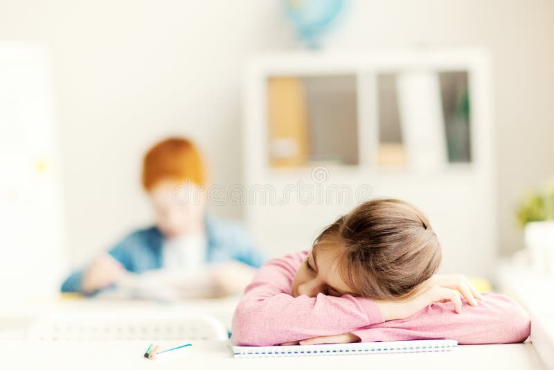 Zeer Vermoeid stock foto. Image of meisje, leerling - 108266862