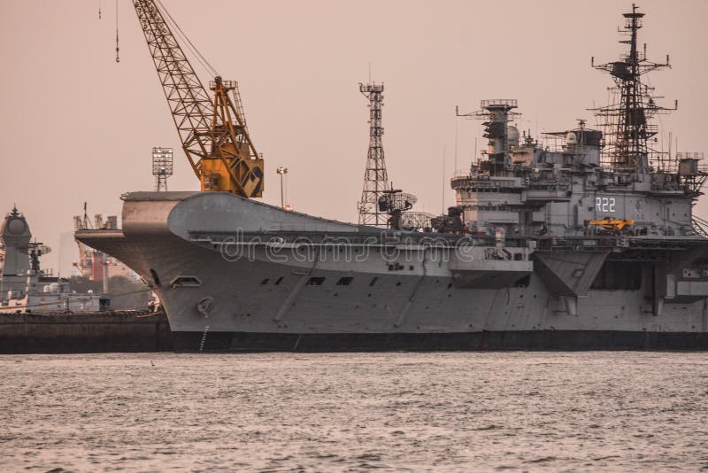 Zeeschip En Traditionele Houten Rabeloboten Met Wijnvatten Op De Douro ...