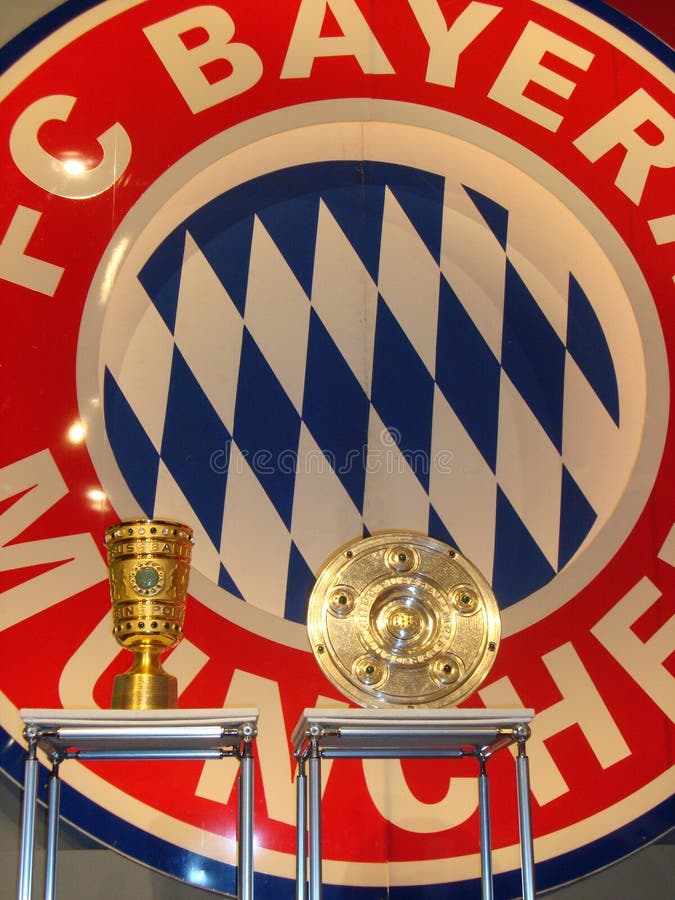 Logo Des FC Bayern München Und Pokale Redaktionelles Stockbild - Bild ...