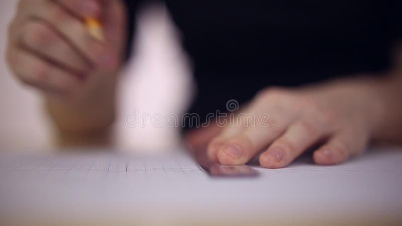 Zeichner Zeichnet Einen Bleistift Auf Einem Blatt Papier Stock Video ...