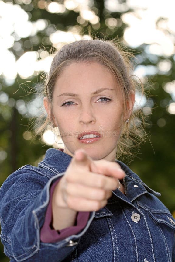 Zeigen des Fingers stockfoto. Bild von schönheit, draussen - 26769984