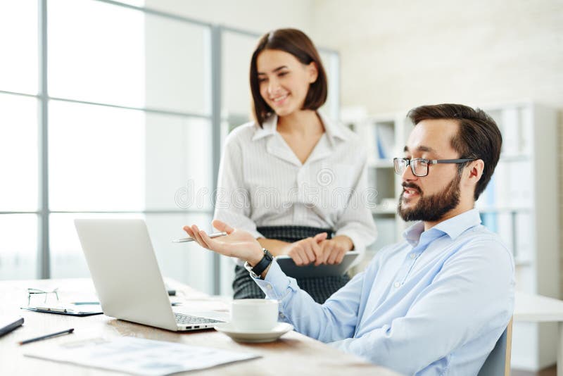 Zeigen von Daten stockbild. Bild von männer, büro, geschäftsleute ...