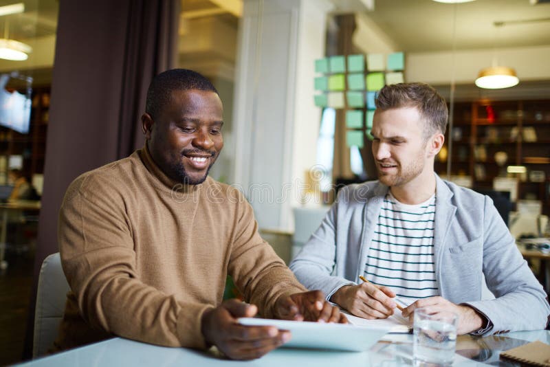 Zeigen von Daten stockbild. Bild von männer, büro, geschäftsleute ...