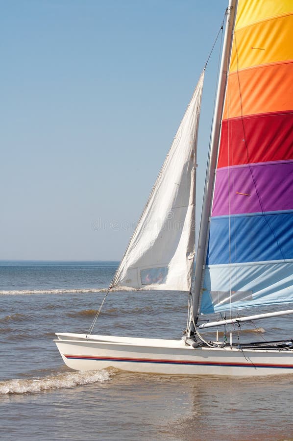 Zeilboot Die Met Zeil Loopt Stock Foto - Image of lopen, spinnaker: 3345642