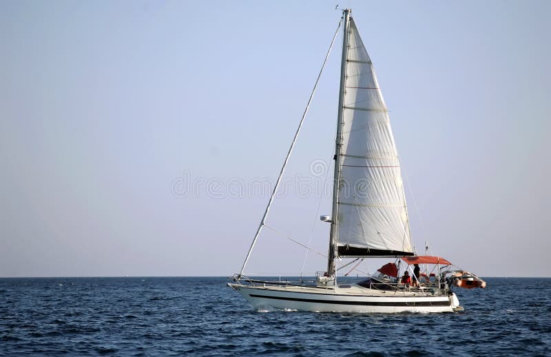 Zeilboot stock afbeelding. Image of kleurrijk, mensen - 2422739
