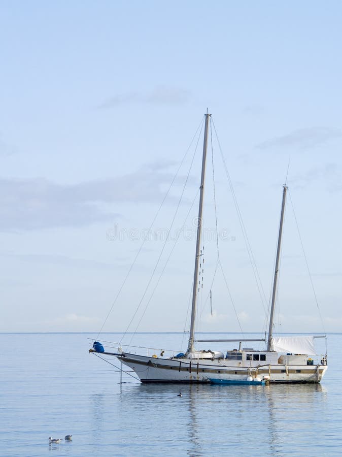 Boot op het strand stock foto. Image of zeil, anker, zeilen - 291174