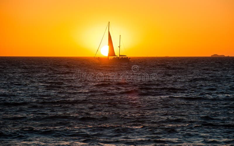 Zeilboot Die Op Zonsondergang Varen Stock Afbeelding - Afbeelding ...