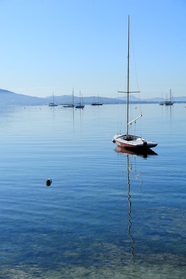 Zeilboot op glazig water stock foto. Image of rustig - 26560728