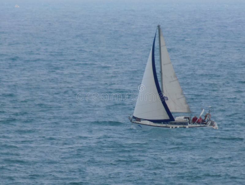 Zeilboot op overzees stock afbeelding. Image of zeilboot - 84948295