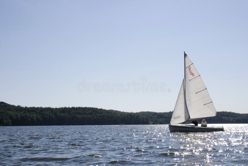Zeilboot op het water stock afbeelding. Image of meer, activiteit - 312147